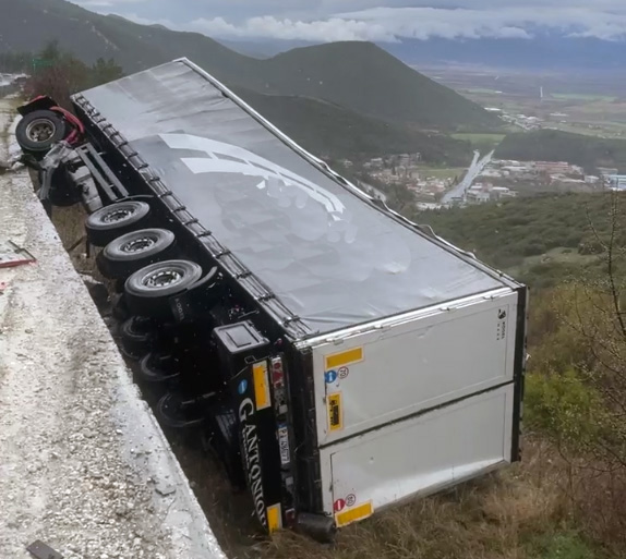 Καβάλα: Ανατράπηκε νταλίκα - KavalaWebNews.gr